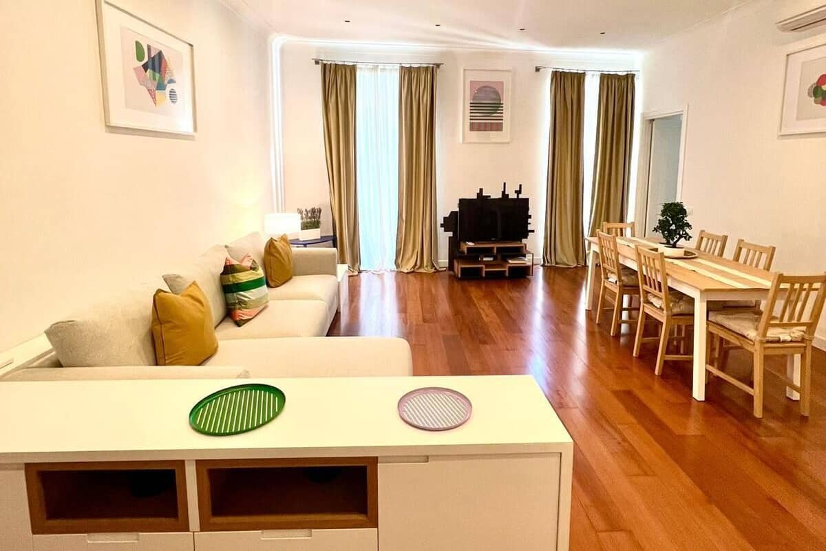 Apartamento Executivo, Vista para a cidade | Sala de estar | Televisor de 28 polegadas com canais digitais