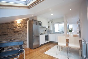 Penthouse, 1 quarto, Vista para a cidade (Galo - Attic) | Cozinha privada | Um frigorífico/congelador grande, um micro-ondas, um forno 