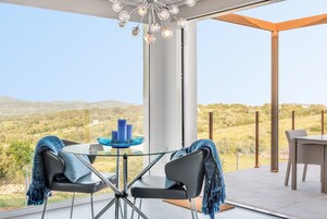 Suite, piscina privativa | Minibar, cofre no quarto, com decoração personalizada 