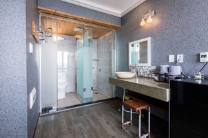 Quarto Duplo, piscina privativa, vista para o oceano | Casa de banho | Um polibã, produtos de higiene exclusivos, um secador de cabelo
