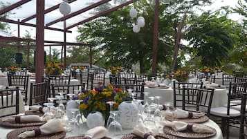 Pequenos-almoços servidos, cozinha local, com vista para o oceano