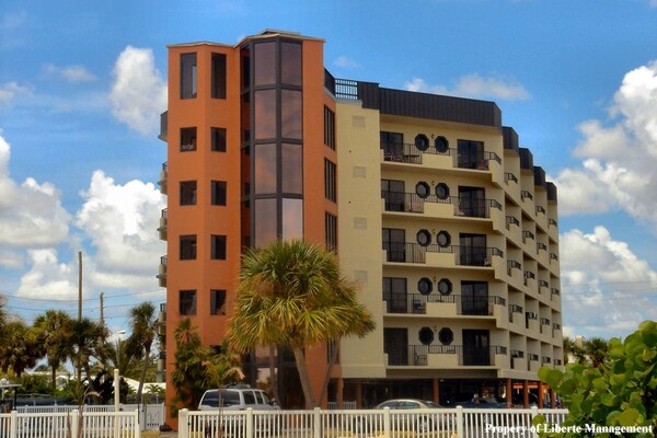 Voyager Beach Club - South Pasadena, FL