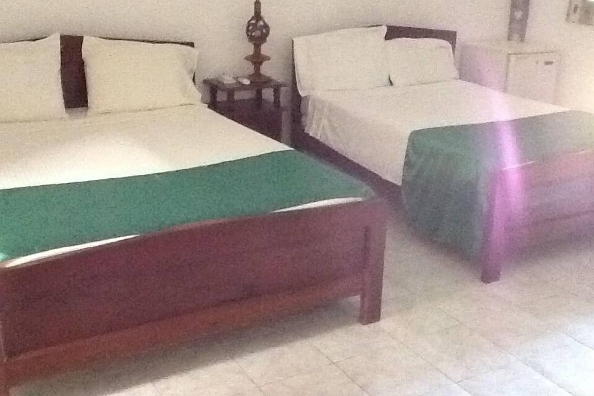 Quarto Standard, 2 camas de casal | Secretária, ferro/tábua de engomar, Wi-fi grátis