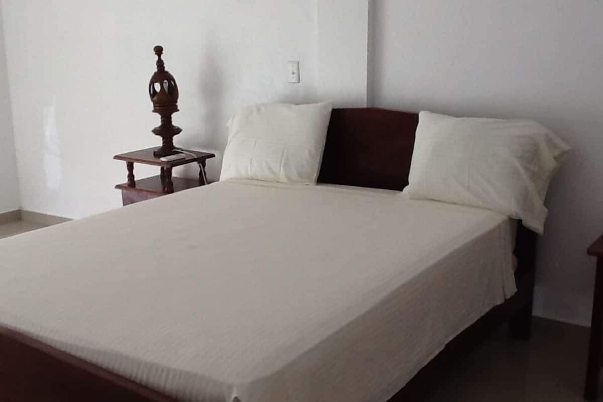 Quarto Standard, 1 cama de casal | Secretária, ferro/tábua de engomar, Wi-fi grátis