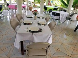 Café da manhã, almoço e jantar; culinária local 