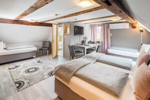Quarto quádruplo conforto | Roupas de cama antialérgicas, edredons de pluma, frigobar