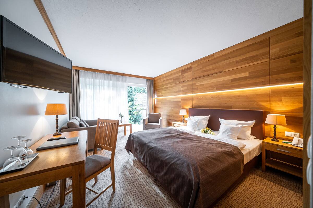 Minibar, cofre no quarto, secretária 