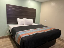 Quarto Básico | Com mobília individualizada, secretária 