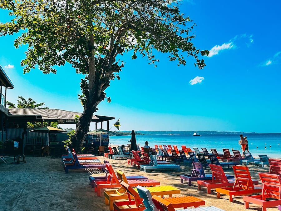 Uma praia privada, praia de areia branca, autocarro para a praia