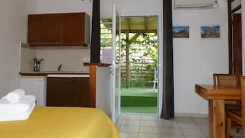 Estúdio, terraço, vista para o jardim | Kitchenette privada | Um frigorífico, uma placa de cozinha, uma cafeteira/bule