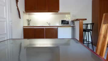 Estúdio, terraço, vista para o jardim | Kitchenette privada | Um frigorífico, uma placa de cozinha, uma cafeteira/bule