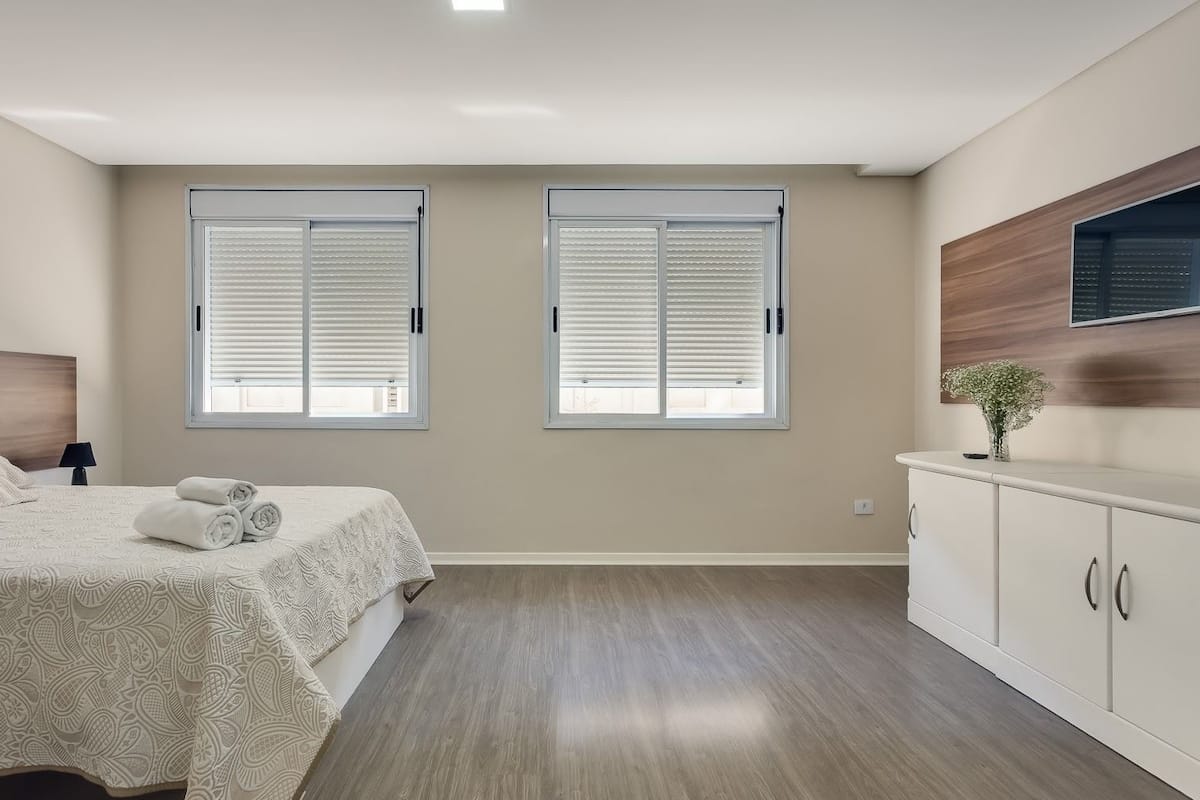 Quarto solteiro standard | Cortinas blackout, Wi-Fi de cortesia, roupa de cama