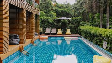 2 piscinas externas, espreguiçadeiras