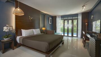 Suíte, 1 cama King, acesso à piscina, vista para a piscina | 1 quarto, frigobar (abastecido com itens grátis), escrivaninha