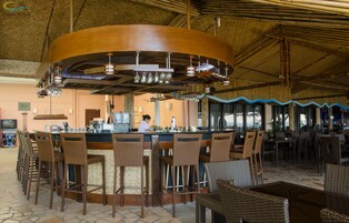 Com vista para a praia, serve pequenos-almoços, almoços e jantares 