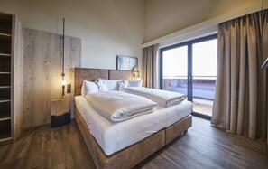Penthouse mit Sonnenterrasse und Aussensauna | Roupas de cama antialérgicas, cofres nos quartos