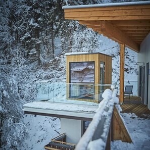 Penthouse mit Sonnenterrasse und Aussensauna | Roupas de cama antialérgicas, cofres nos quartos