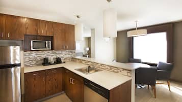 Suite, 2 camas queen-size (Extra Floor Space) | Kitchenette privada | Uma cafeteira/bule, um frigorífico, um micro-ondas