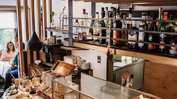 Café da manhã com buffet grátis todos os dias