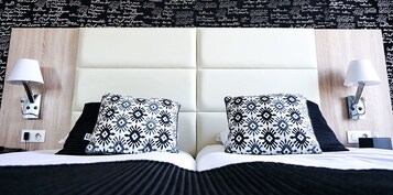 Quarto | Individualmente decorados, escrivaninha, cortinas blackout