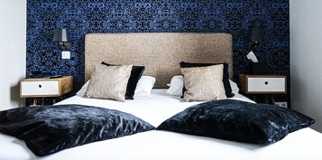 Quarto | Individualmente decorados, escrivaninha, cortinas blackout