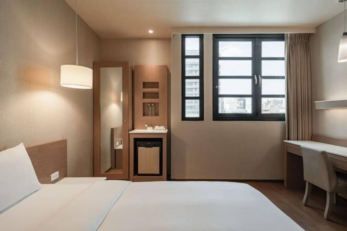 Edredões de penas, secretária, cortinas/cortinados opacos 