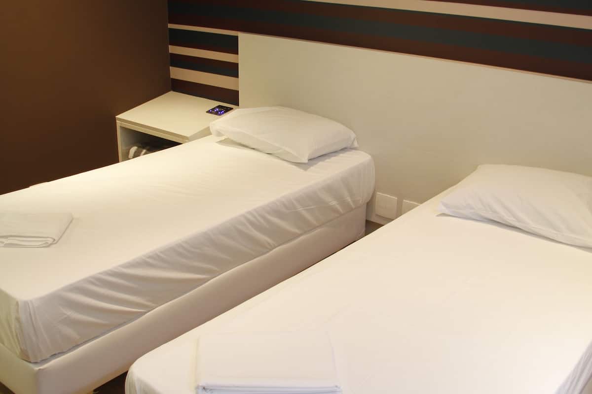 Quarto Twin Deluxe, 2 camas individuais | Cortinas/cortinados opacos, ferro/tábua de engomar, Wi-fi grátis