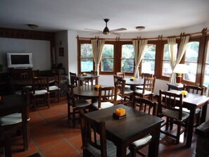 Café da manhã com buffet grátis todos os dias