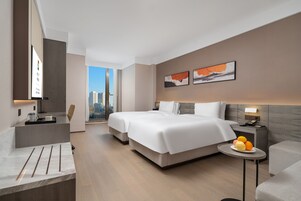 Quarto, várias camas, vista para o jardim | Cofre no quarto, quartos insonorizados, ferro/tábua de engomar 