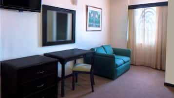Quarto Superior, 1 cama king-size | Sala | Televisor plasma de 32 polegadas com canais por cabo, televisor