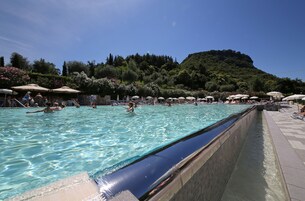 Piscina externa, guarda-sóis, espreguiçadeiras