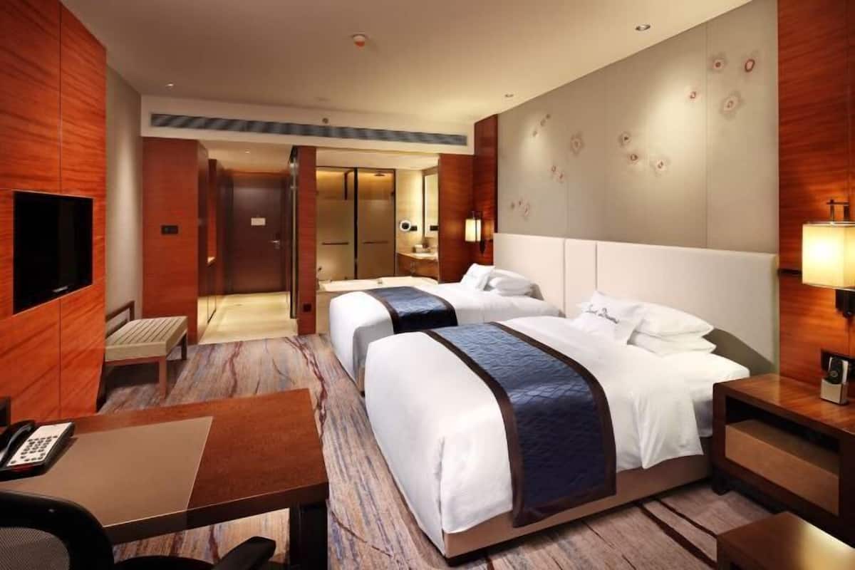 Roupas de cama premium, frigobar, cofres nos quartos