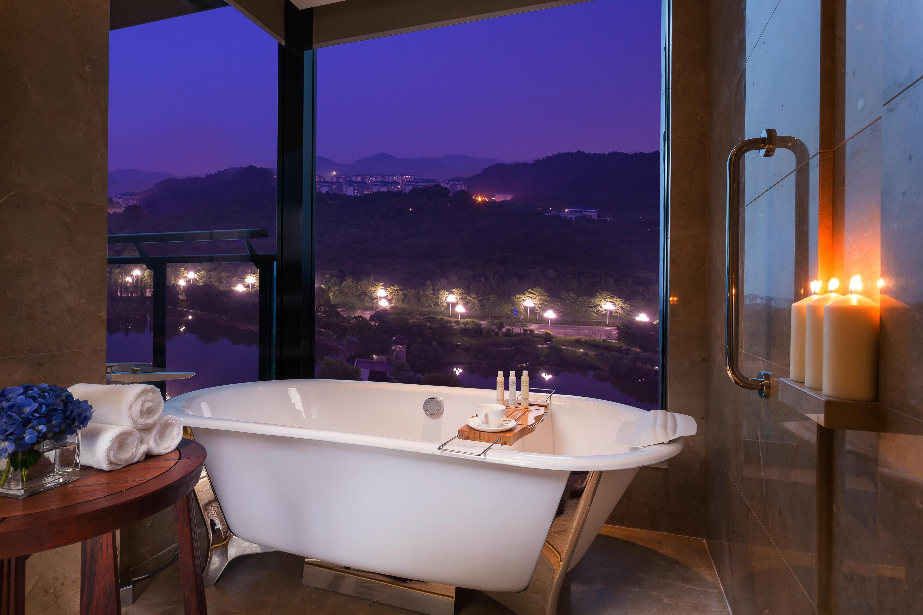 Suite, 1 cama king-size | Casa de banho | Um polibã e uma banheira separados, um chuveiro fixo 