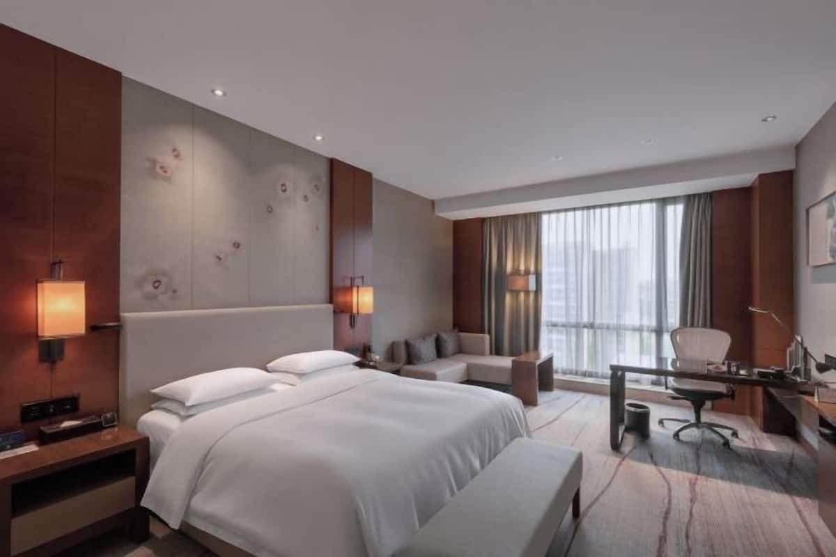 Roupas de cama premium, frigobar, cofres nos quartos