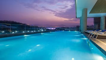 Piscina externa, funciona das 9h às 22h, espreguiçadeiras