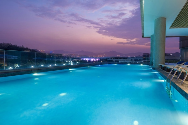 Piscina externa, funciona das 9h às 22h, espreguiçadeiras