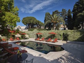 Piscina exterior, guarda-sóis, espreguiçadeiras 