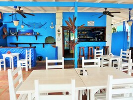 Pequenos-almoços, almoços, jantares servidos, com vista para a praia 