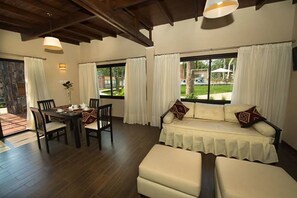 Frigobar, cofres nos quartos, escrivaninha, quartos à prova de som