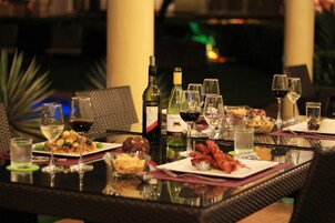 Pequenos-almoços, almoços, jantares servidos, com vista para a piscina 