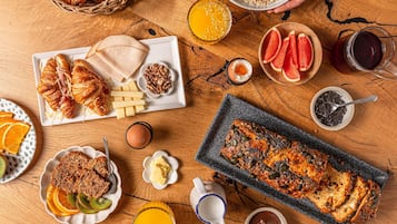 Pequeno-almoço tipo buffet diário (12 EUR por pessoa)