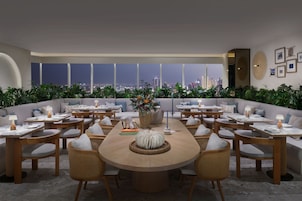 Café da manhã, almoço e jantar; culinária internacional