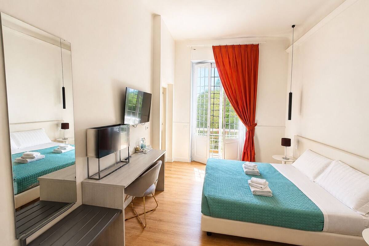 Quarto Duplo | Roupa de alta qualidade, cofre no quarto, secretária 