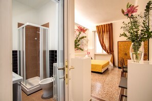 Quarto triplo | Cofres nos quartos, escrivaninha, ferros/tábuas de passar roupa
