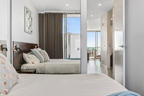 Penthouse, 2 quartos, vista para o oceano | Cofre no quarto, com decoração personalizada, secretária 