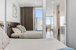 Cobertura, 2 quartos, vista para o oceano | Cofres nos quartos, individualmente decorados, escrivaninha