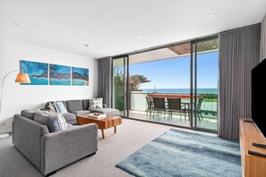 Penthouse, 2 quartos, vista para o oceano | Sala de estar | TV plasma, Netflix, leitor de DVD, serviços de streaming 