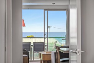 Apartamento, vista parcial para o mar | Área de estar | TV de tela plana 50 polegadas com canais digitais, TV de plasma, Netflix