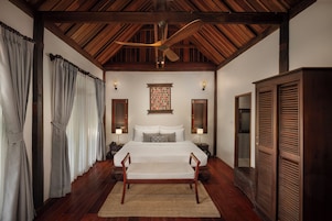Overwater Bungalow | Frigobar, cofres nos quartos, escrivaninha, cortinas blackout