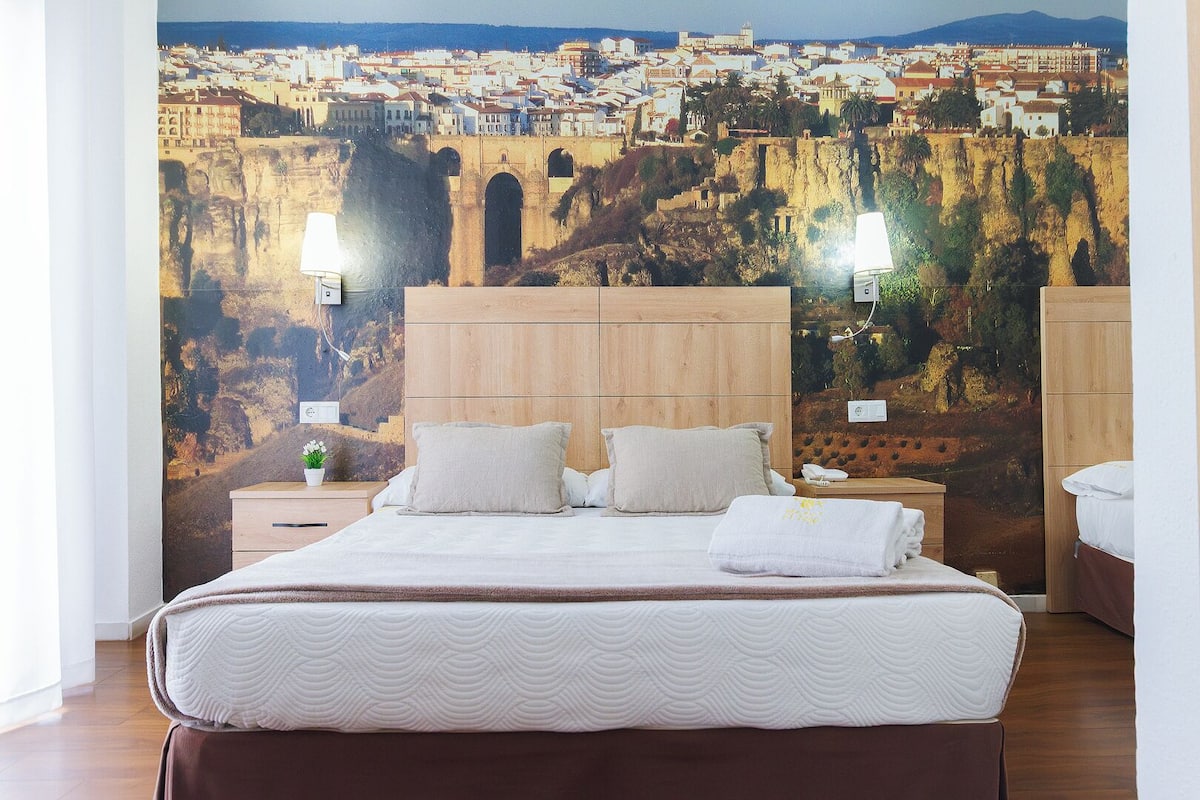 Quarto triplo família (2 Adults + 1 Child) | Cofres nos quartos, escrivaninha, cortinas blackout, Wi-Fi de cortesia